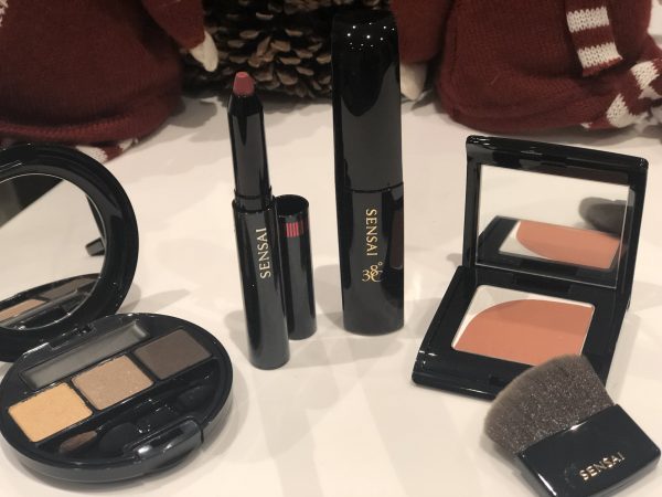 2. søndag i advent - Vind det perfekte Sensai makeup-kit! - Qland