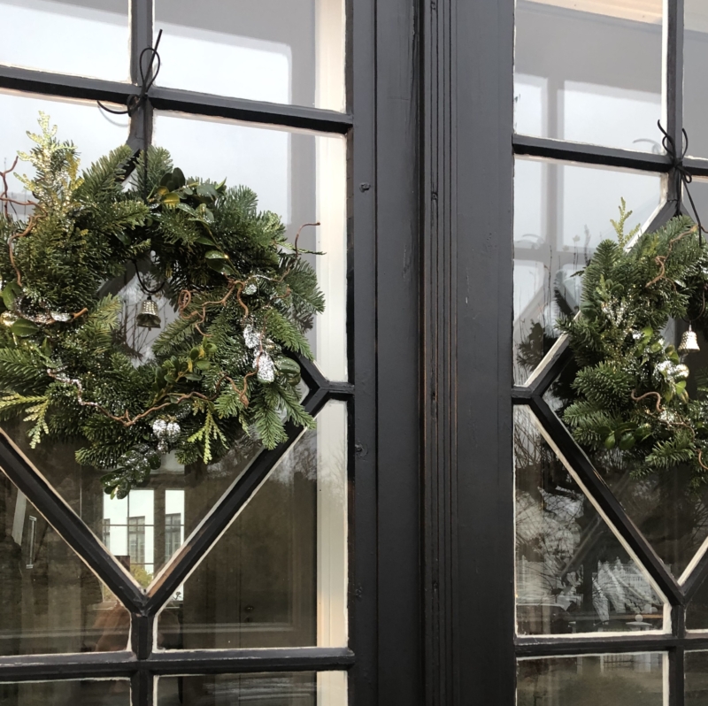 Sådan laver du en enkel og smuk dørkrans! - Qland